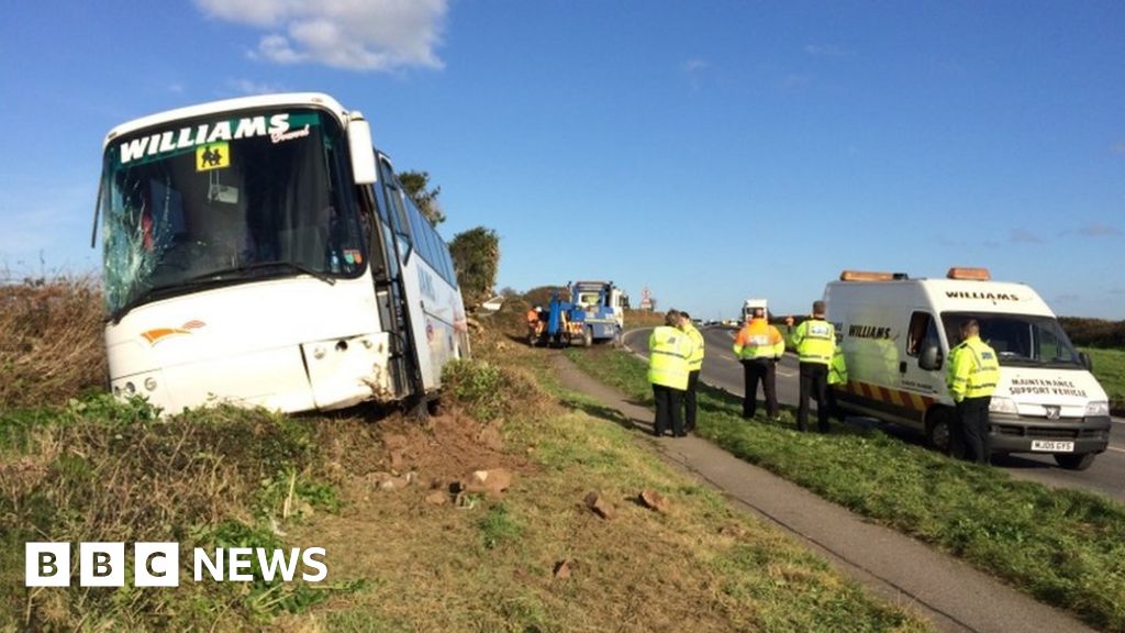 School coach crash on Cornwall A30: Pupils uninjured - BBC News