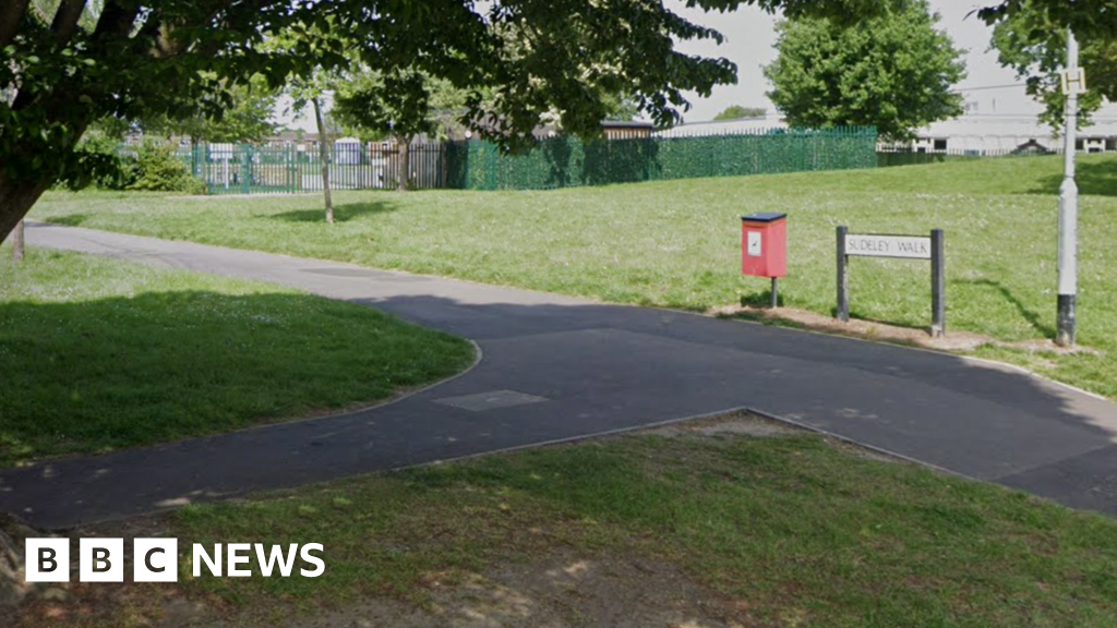 Teenage boy arrested after man stabbed in Bedford fight