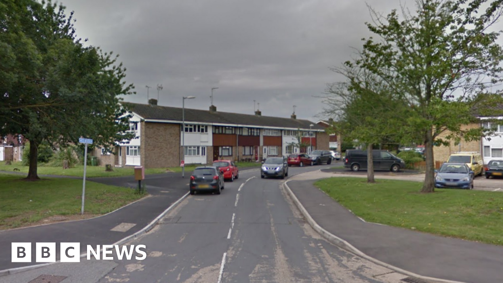 Man 'stabbed' in Basildon in 'serious condition' - BBC News