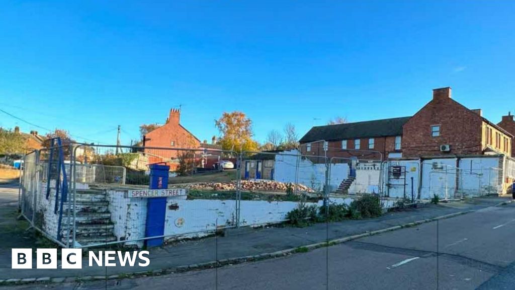 Homes plan for old Ringstead factory site approved - BBC News