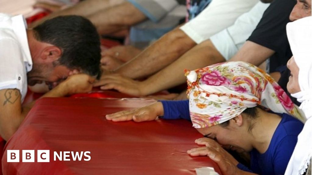 Suruc massacre: Mass funeral for Turkey bombing victims - BBC News