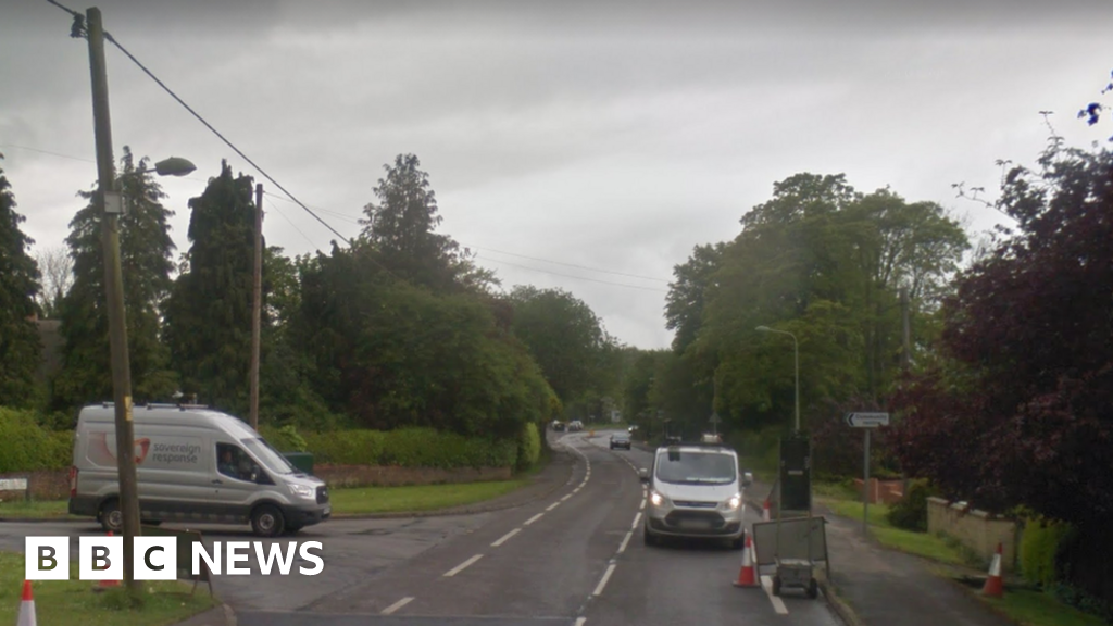 Motorcyclist, 30, dies in crash with two cars in Botley - BBC News