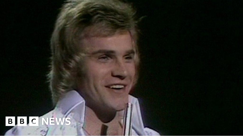 Tributes paid to comedian Freddie Starr