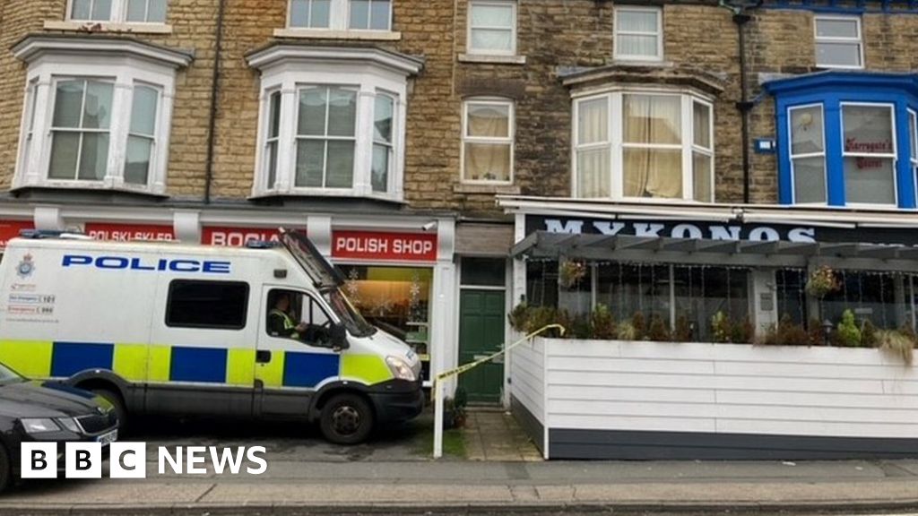 Harrogate murder inquiry after body found in flat - BBC News