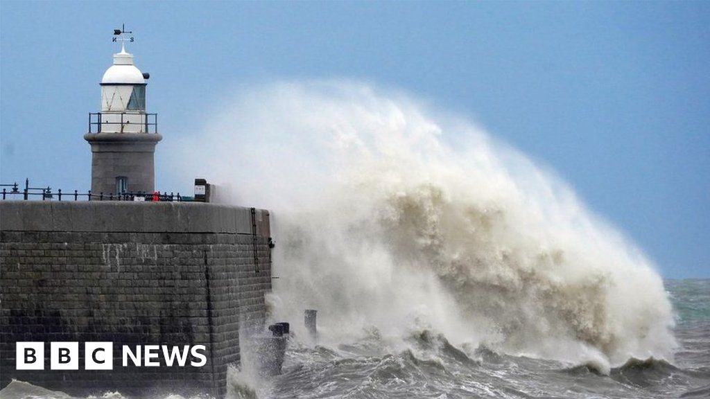 Kent: Delays at Port of Dover as Storm Ciarán lashes county - BBC News
