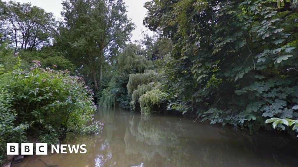 Witness appeal after body recovered from River Mole - BBC News