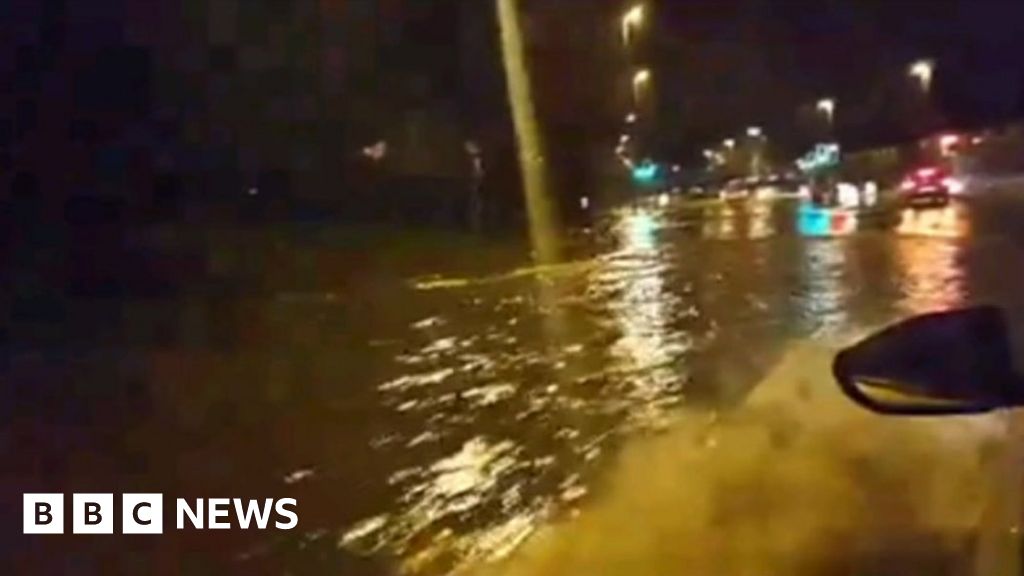 Flood water on Leeds ring road - BBC News