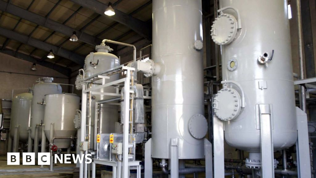 Iran nuclear: US to buy 32 tonnes of heavy water from Tehran - BBC News