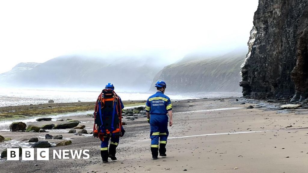 Man rescued after being injured by falling rocks in Whitby - BBC News