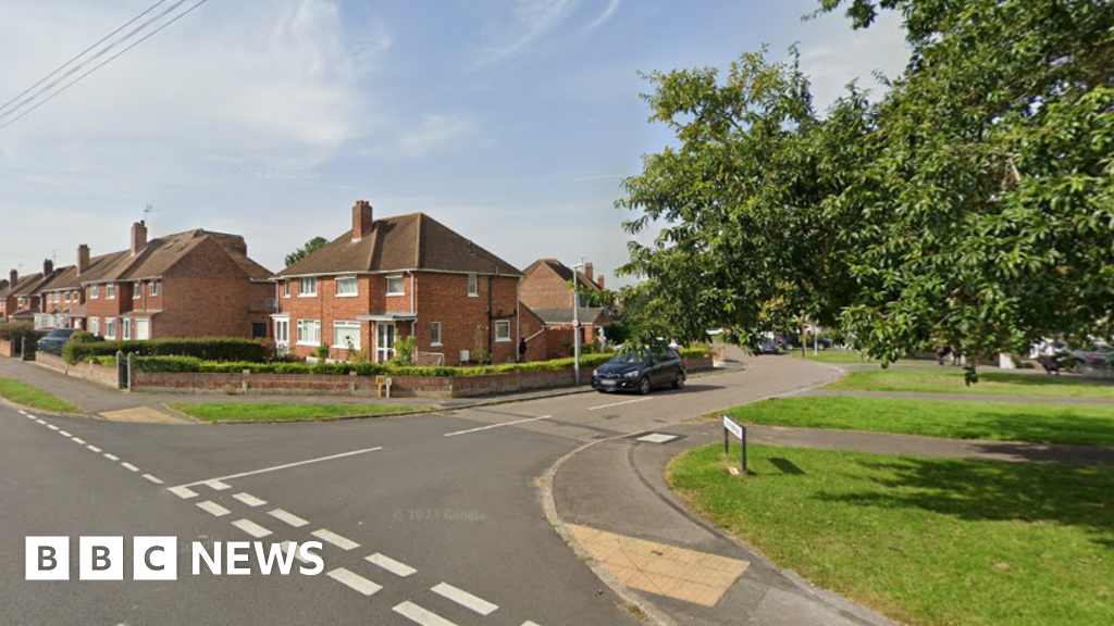 Swindon: Road closed after serious collision - BBC News