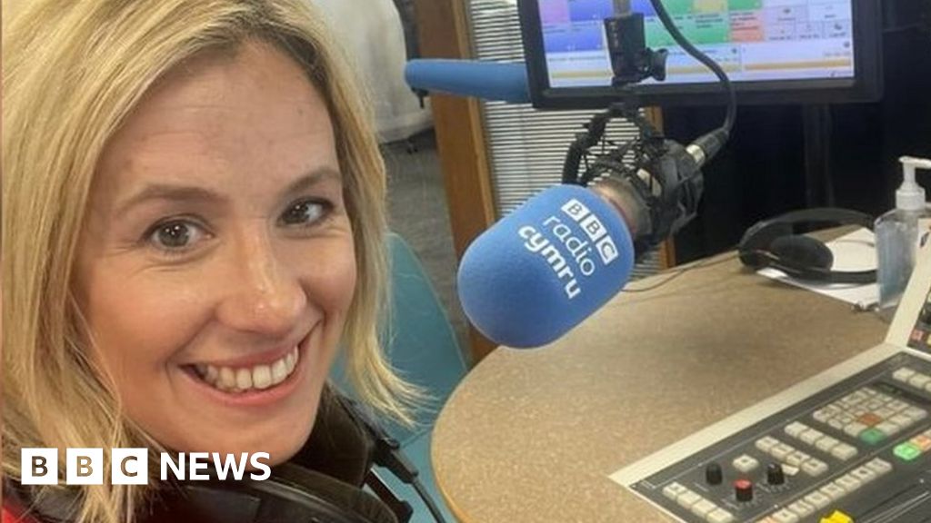 Breast cancer: Presenter felt 'helpless' after diagnosis - BBC News