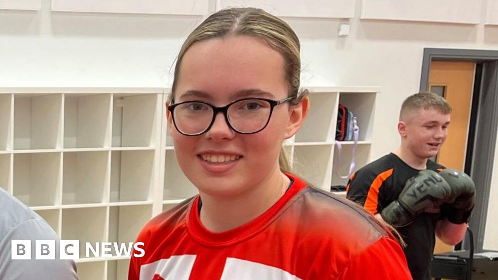 Northampton kickboxer Paige Gibson, 16, becomes world champion - BBC News