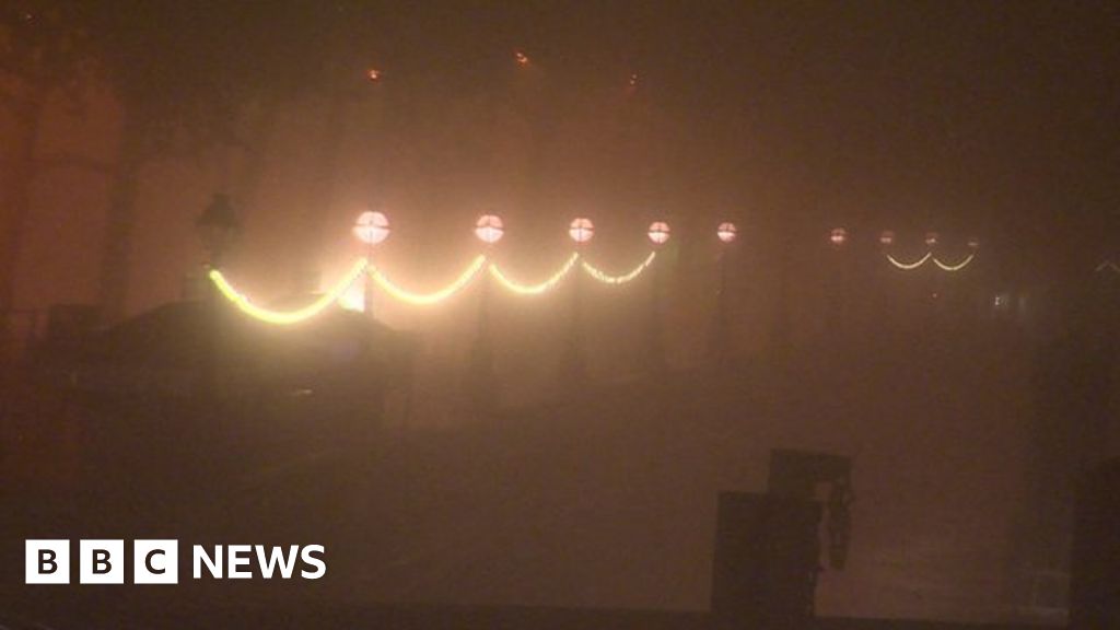 Scenes of London shrouded in fog - BBC News