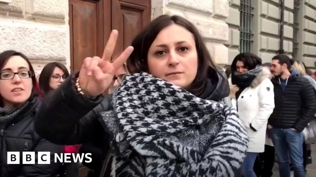 2,500 young Italians compete for one job - BBC News