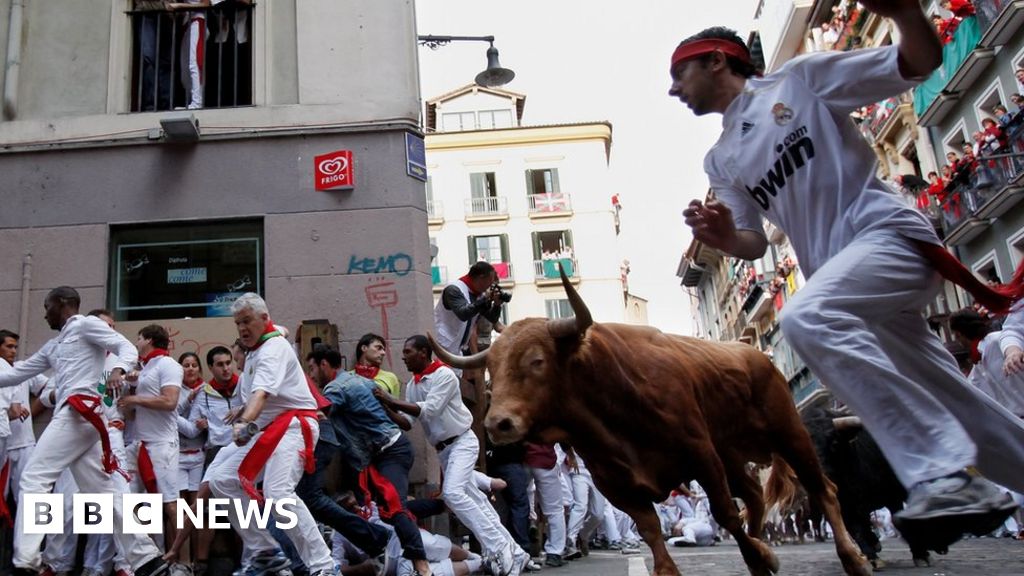 'Running of the bulls' starts Spain's San Fermin festival - BBC News