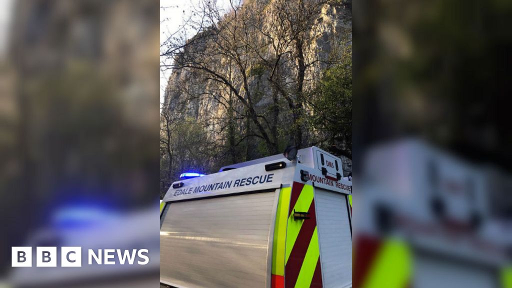 Climber dies in Peak District cliff fall - BBC News