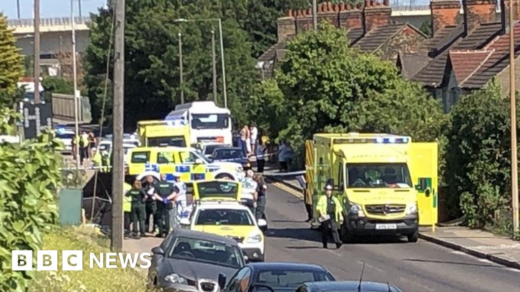 Purfleet crash: Teen dies after motorbike crash - BBC News