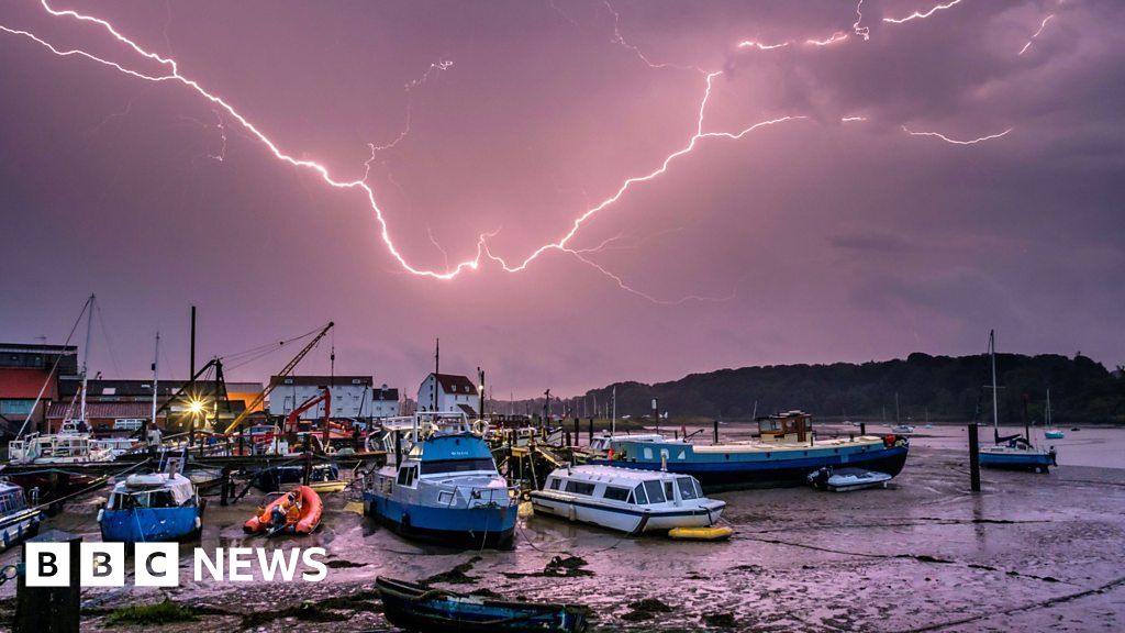 Bradwell lightning strike 'like a bomb going off' - BBC News