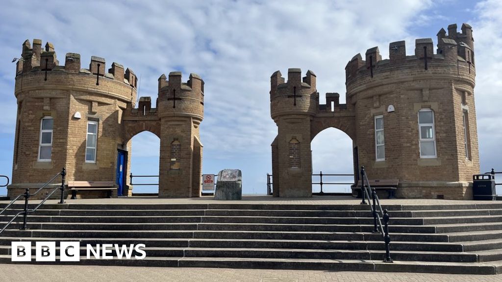 Withernsea pier rebuild plan 'no longer viable,' group says - BBC News