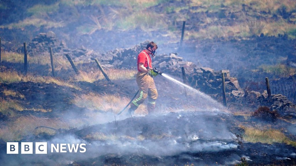 Moorland fires: World Cup warning over barbecue dangers - BBC News
