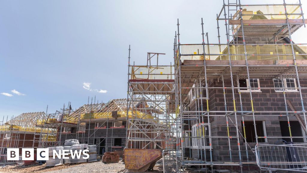 Dereham homes on hold since 2015 get go ahead - BBC News