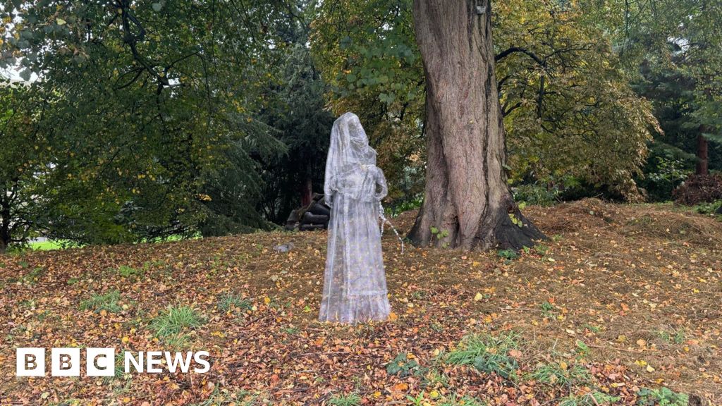 Ghosts in the Gardens: Sculpture event returns to York - BBC News