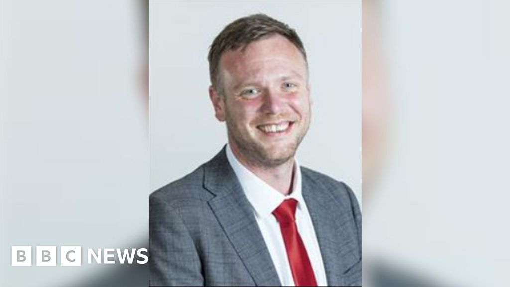 Reading Borough Council leader 'delighted' by HIV test expansion - BBC News