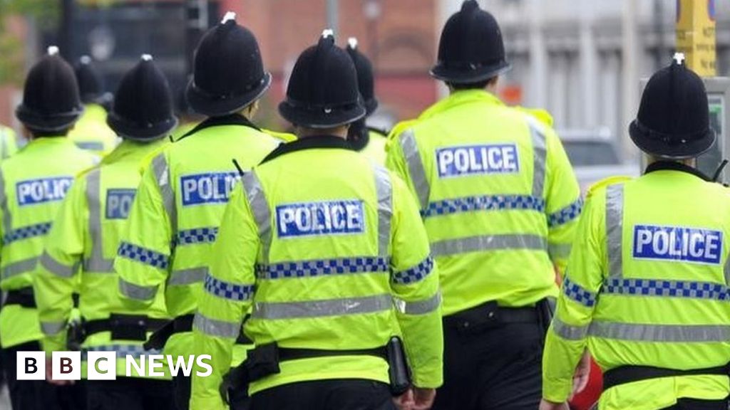 Policing cuts: Minister mocked over crime figures - BBC News
