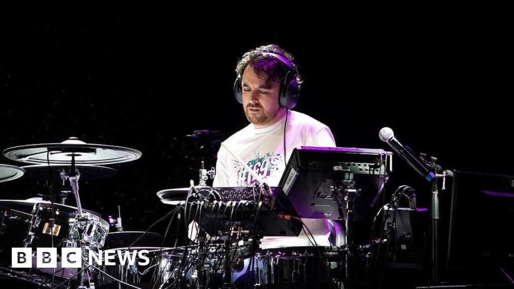 'Tourette's can really impact you on stage', says drummer - BBC News