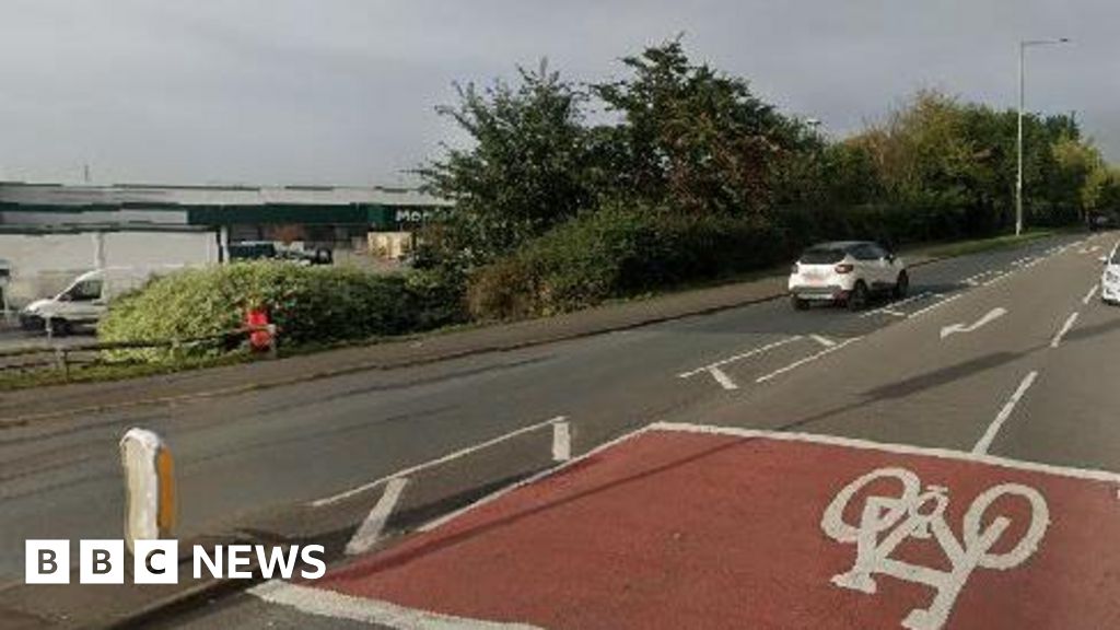 Preston Sports Direct theft: Four arrested after man hit by car - BBC News