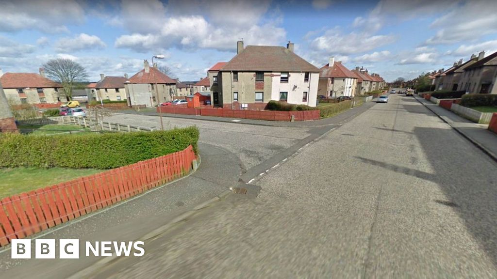 Car attack in Whitburn treated as attempted murder - BBC News