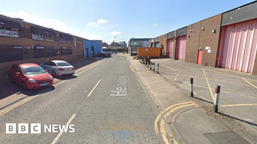 Woman sexually assaulted in Leeds attack - BBC News