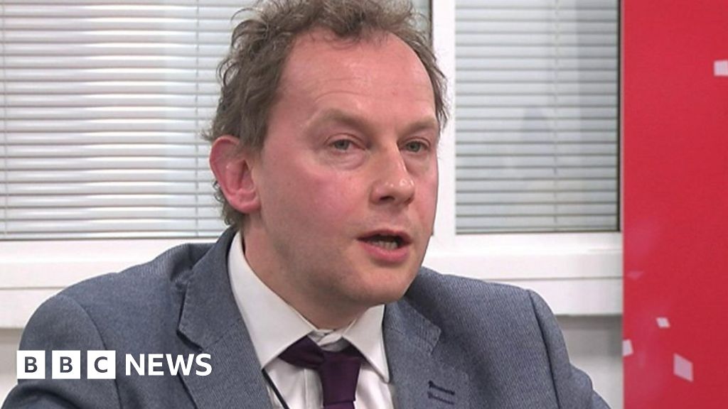 UKIP Wales members elect Gareth Bennett as assembly leader - BBC News