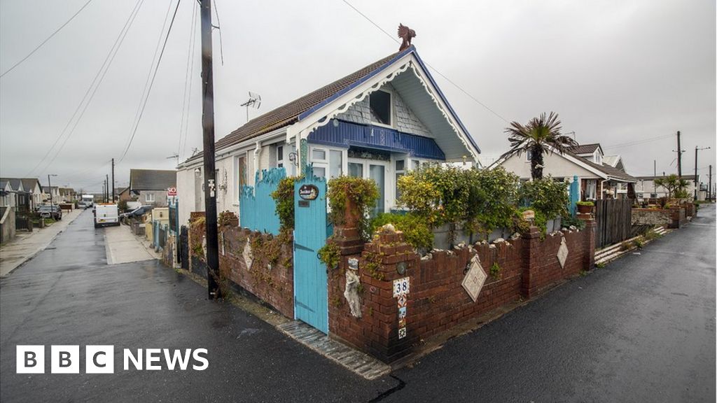Jaywick: UN poverty expert visits deprived village - BBC News