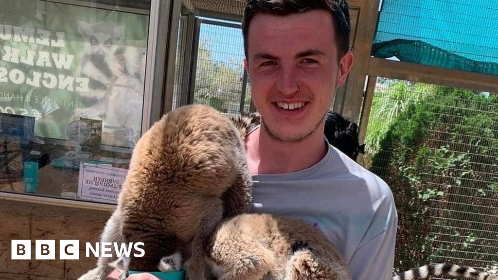 Tributes paid to 'loyal' Trowbridge man who died in crash - BBC News