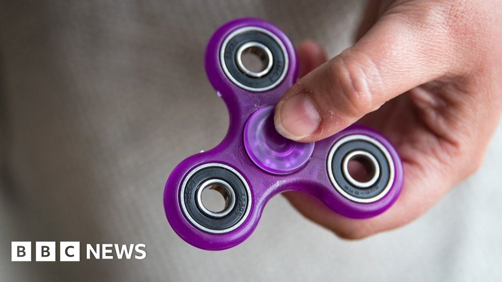 US warns of fidget spinner fire and choking hazards - BBC News
