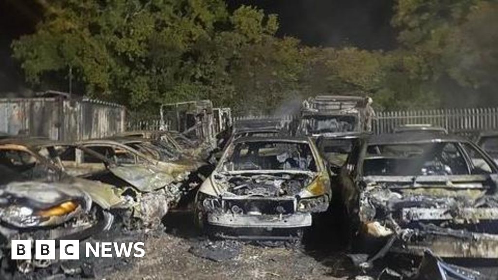 Wellington fire that destroyed 35 vehicles could be 'deliberate' - BBC News