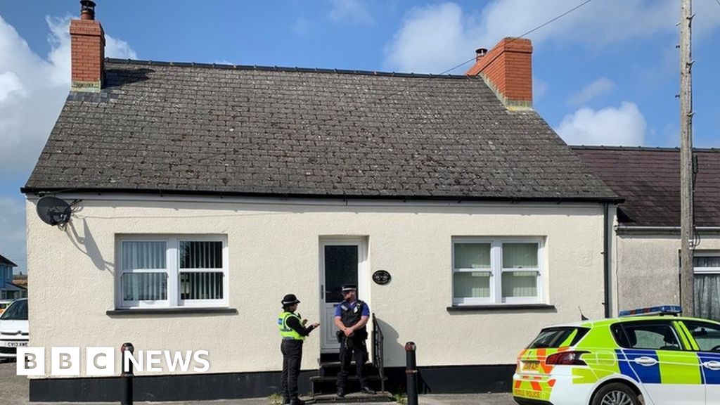 Pembroke Dock: Murder inquiry after woman's body found - BBC News