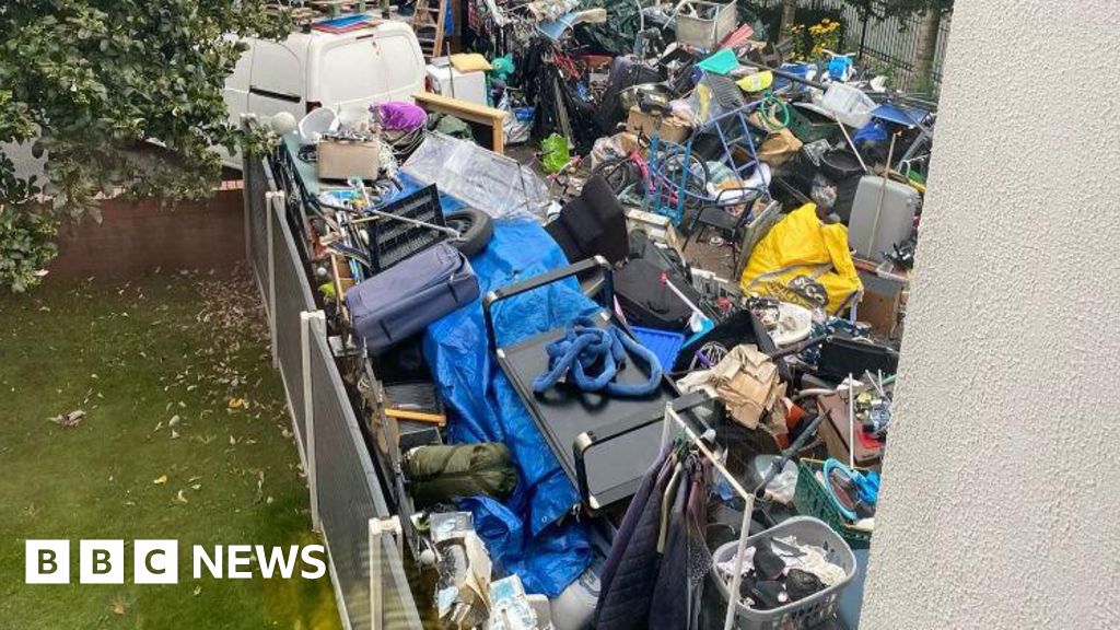 Liverpool: Huge driveway rubbish dump sparks probe - BBC News