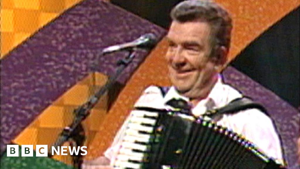 Veteran Scots entertainers join for Tom Alexander farewell - BBC News
