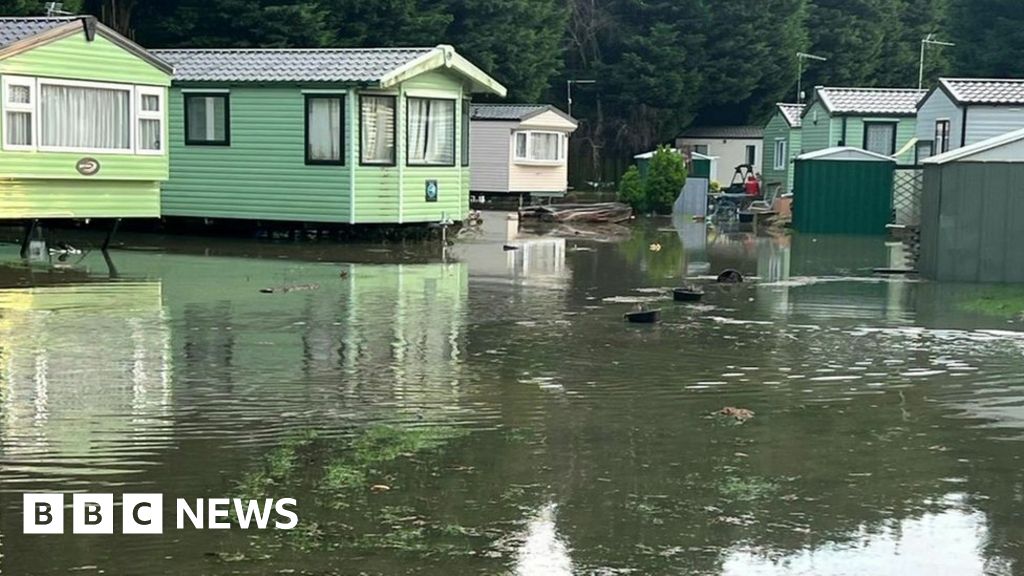Residents unable to return to flooded Northampton holiday park - BBC News