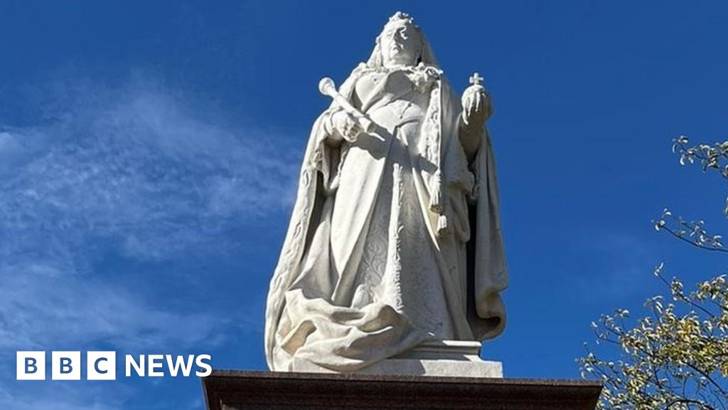 Nottingham's restored Queen Victoria statue is unveiled - BBC News