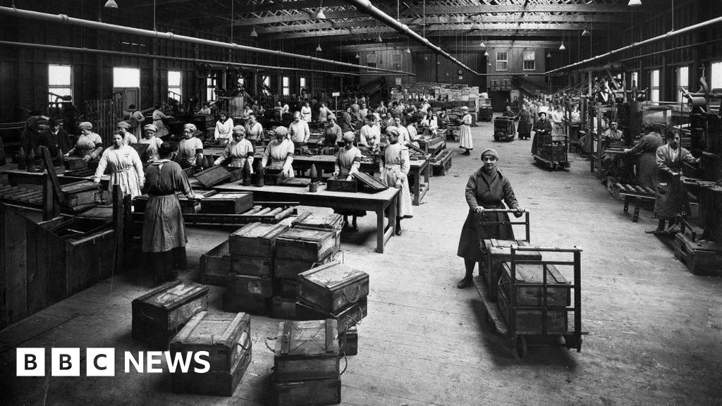 Memorial calls for Barnbow munitions blast Castleford victims - BBC News