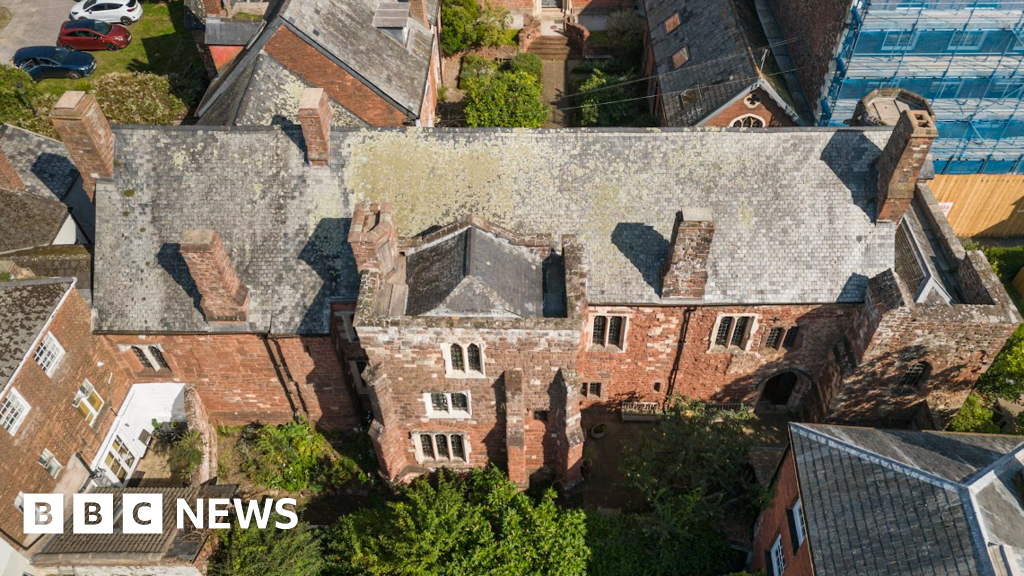 Repairs under way for listed buildings- Historic England - BBC News