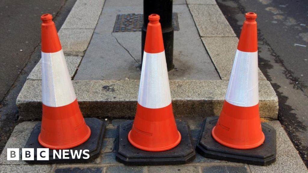 Utility firms handed fines totalling £400,000 for roadworks - BBC News