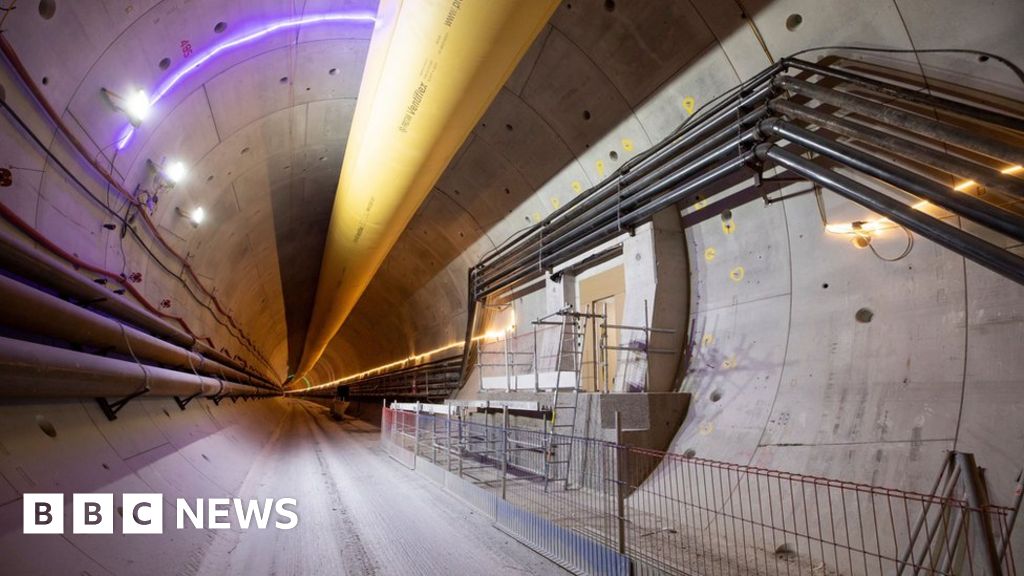 HS2 tunnels under the Chilterns reach halfway point - BBC News