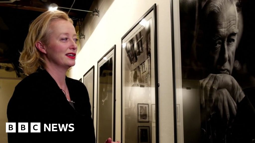 Guitarists' gallery: Portraits of music legends - BBC News