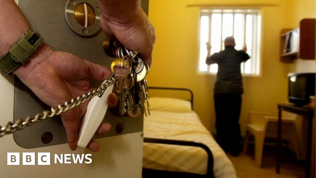 Norfolk prison 'safe and decent' but with weaknesses
