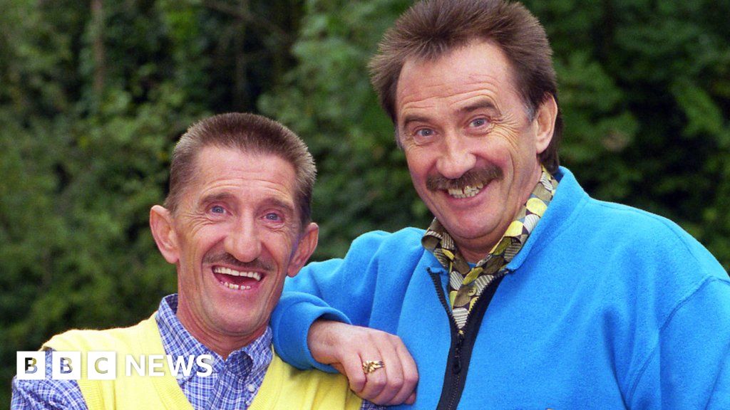 Blankety Blank: Chuckle Brothers join ITV Christmas special - BBC News