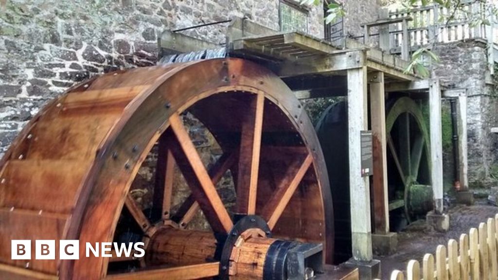 Rare 18th Century two-wheeled waterwheel restored in Somerset - BBC News